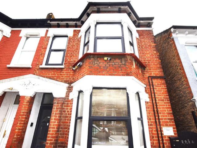 Whitehorse Lane, London, SE25 2 bed apartment to rent £1,850 pcm £427 pw