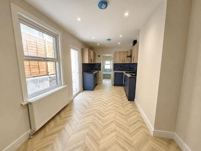 Whitehorse Lane, London SE25 2 bed ground floor flat to rent £1,890 pcm £436 pw