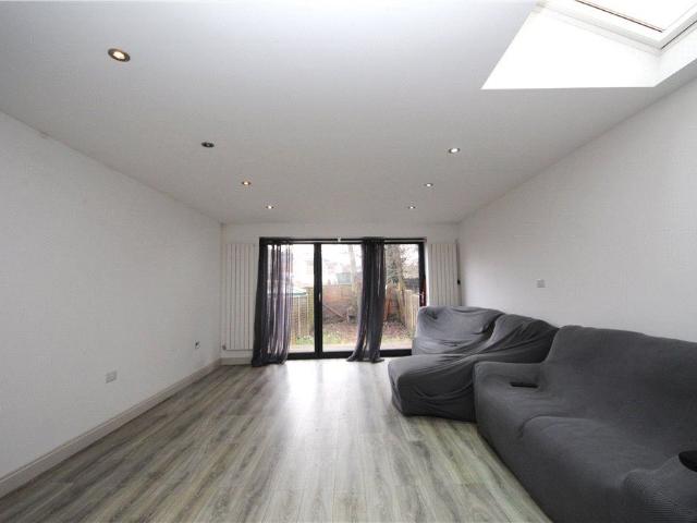 Whitehorse Lane, London SE25, 2 bed maisonette to rent, £1,850 pcm | PrimeLocation