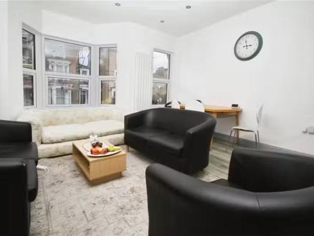 Whitehorse Lane, London, SE25 6UX