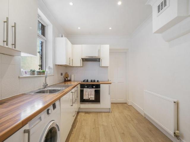 Whitehorse Road, Croydon, CR0 3 bed terraced house to rent £2,400 pcm £554 pw