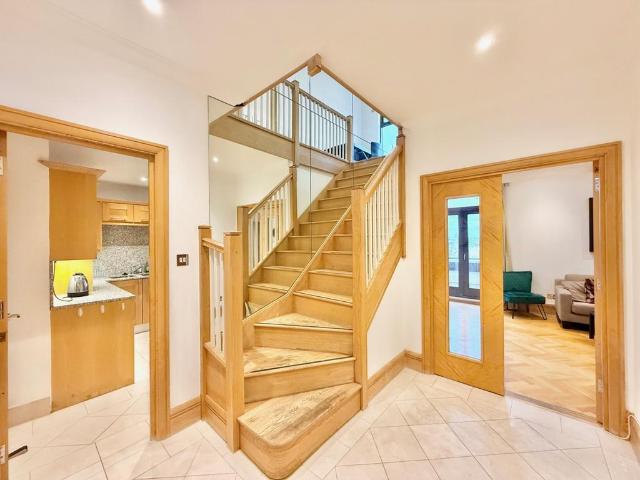 Whitehouse Apartments, London SE1 2 bed flat to rent £4,250 pcm £981 pw