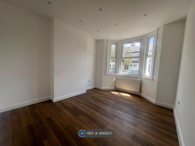 Whitestile Road, Brentford TW8, 1 bed flat to rent, £1,800 pcm | PrimeLocation