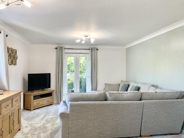 White's Way, Hedge End, Southampton SO30, 2 bed flat to rent, £1,200 pcm | PrimeLocation