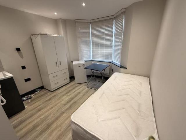 Whitley Wood Road, Reading RG2, Studio to rent, £690 pcm | PrimeLocation