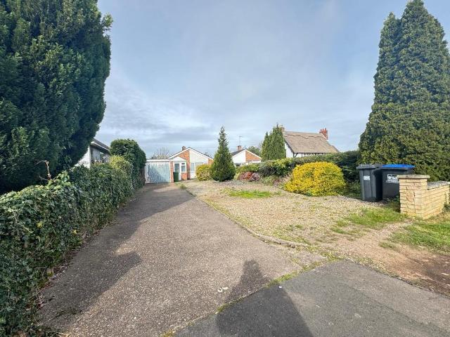 Whitnash Road, Whitnash CV31 2 bed detached bungalow to rent £1,385 pcm £320 pw