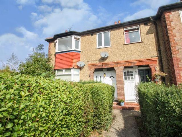 Whitton Avenue West, Northolt 2 bed maisonette to rent £1,600 pcm £369 pw
