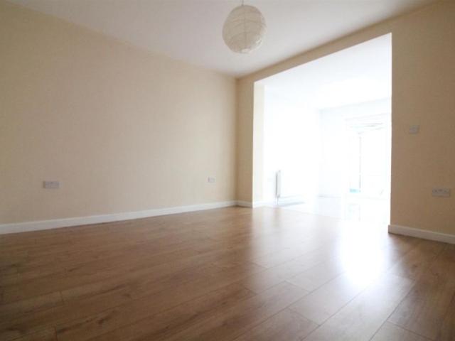 Whitton Avenue East, Greenford
