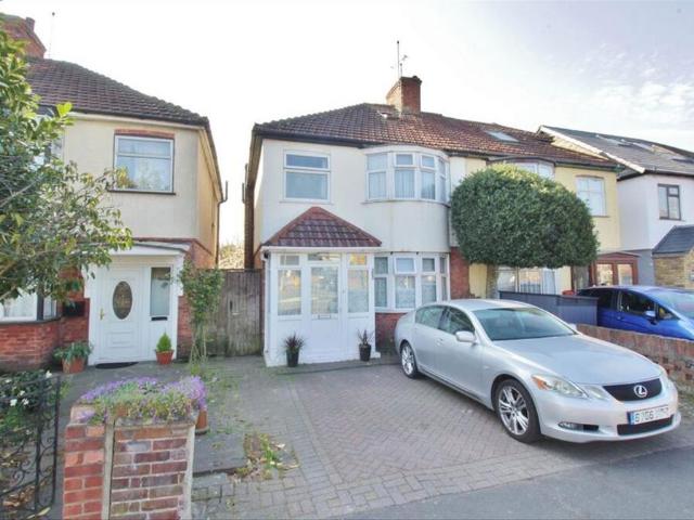 Whitton Dene, Isleworth TW7 4 bed semi detached house to rent £2,650 pcm £612 pw
