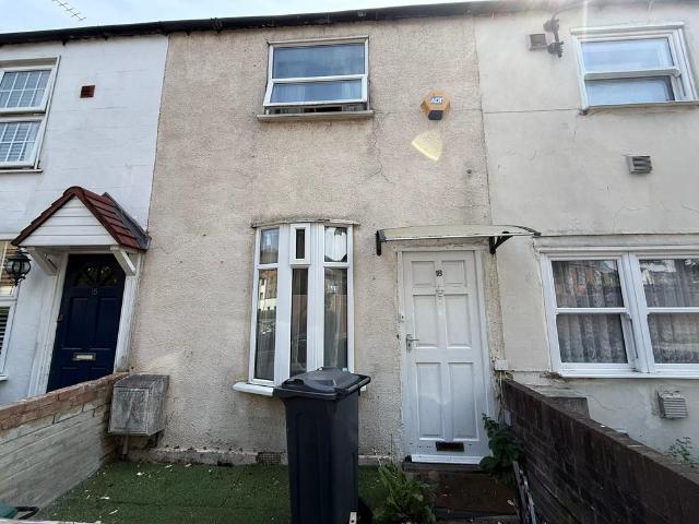 Whitton Road, Hounslow 2 bed terraced house to rent £1,850 pcm £427 pw