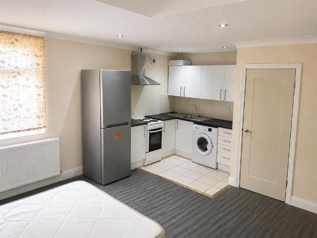 Whitton Road, Hounslow TW3 Studio to rent £1,025 pcm £237 pw