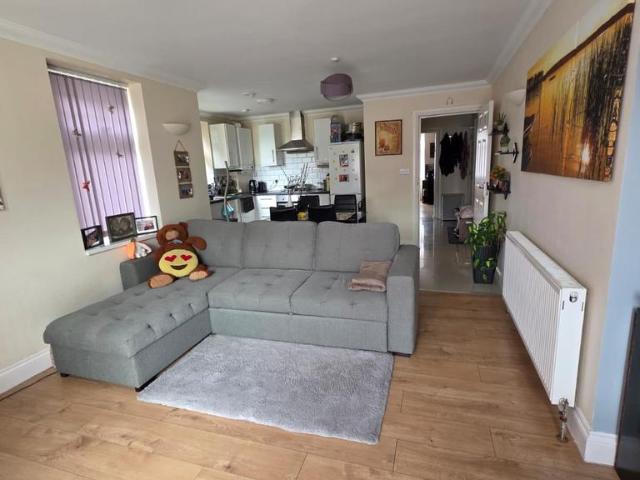 Whitton Road, Hounslow TW3 1 bed flat to rent £1,495 pcm £345 pw