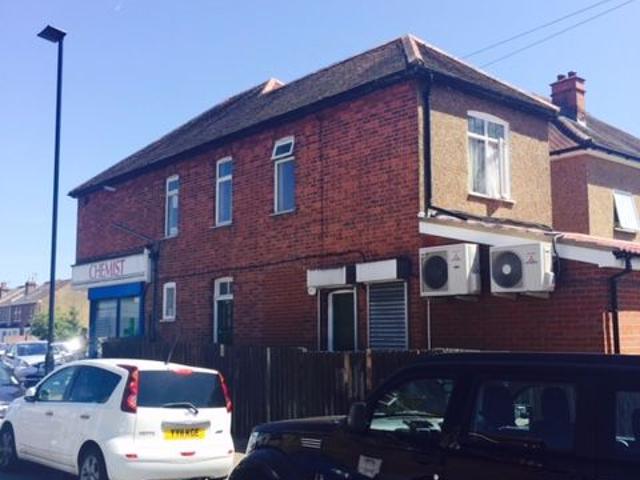 Whitton Road, Hounslow TW3, 2 bed flat to rent, £1,595 pcm | PrimeLocation