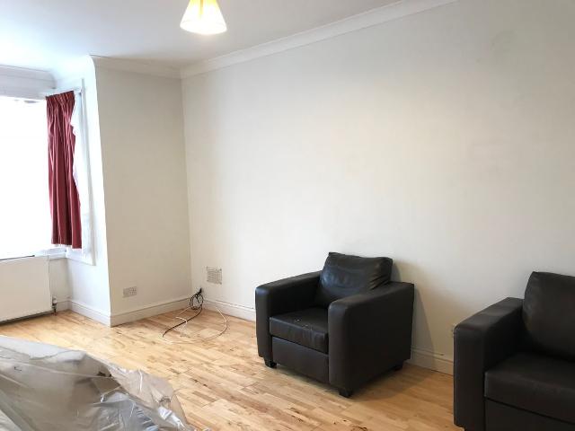 Whitton Road, Hounslow TW3, 2 bed flat to rent, £1,650 pcm | PrimeLocation