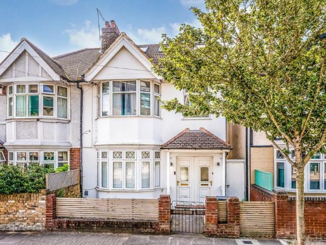 Whitton Road, Twickenham TW2 2 bed flat to rent £2,600 pcm £600 pw