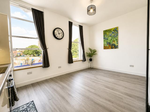 Whiffens Avenue, Chatham ME4, 2 bed flat to rent, £1,200 pcm | PrimeLocation