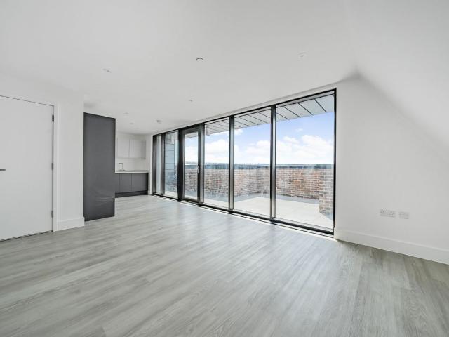 Whiffens Avenue, Chatham ME4, 2 bed flat to rent, £1,600 pcm | PrimeLocation