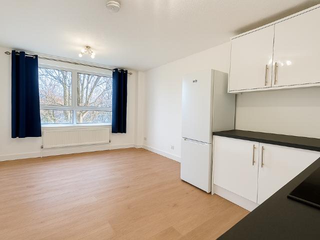 Whinchat Road, London, SE28 2 bed flat to rent £1,650 pcm £381 pw