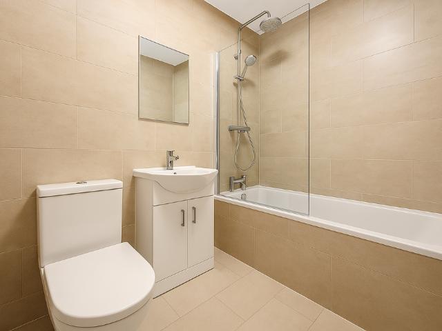 Whinchat Road, London, SE28 2 bed flat to rent £1,650 pcm £381 pw