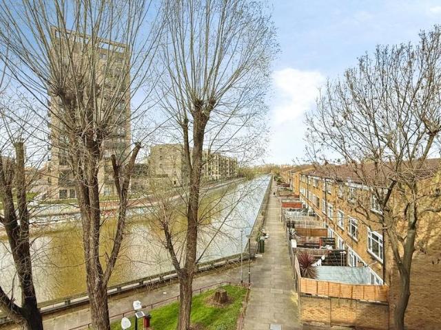Whinchat Road, London SE28 2 bed flat to rent £1,650 pcm £381 pw