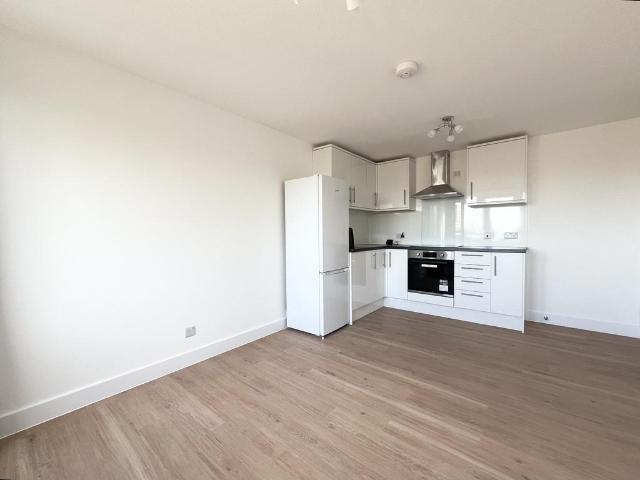 Whinchat Road, London, SE28 2 bed flat to rent £1,600 pcm £369 pw
