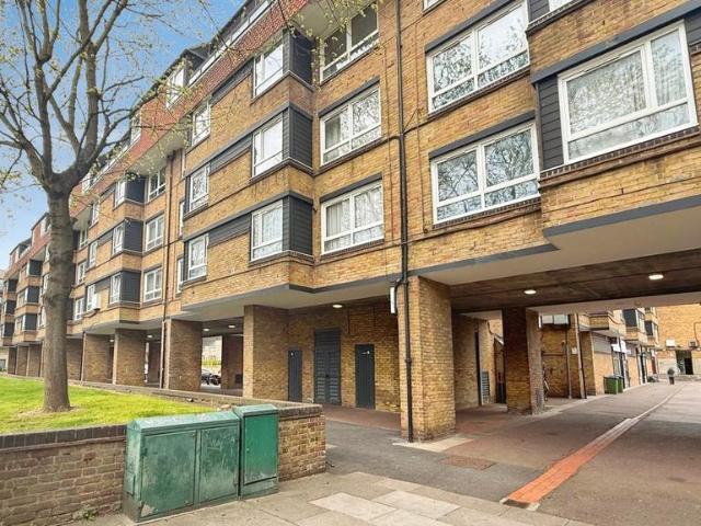 Whinchat Road, London SE28 2 bed flat to rent £1,600 pcm £369 pw