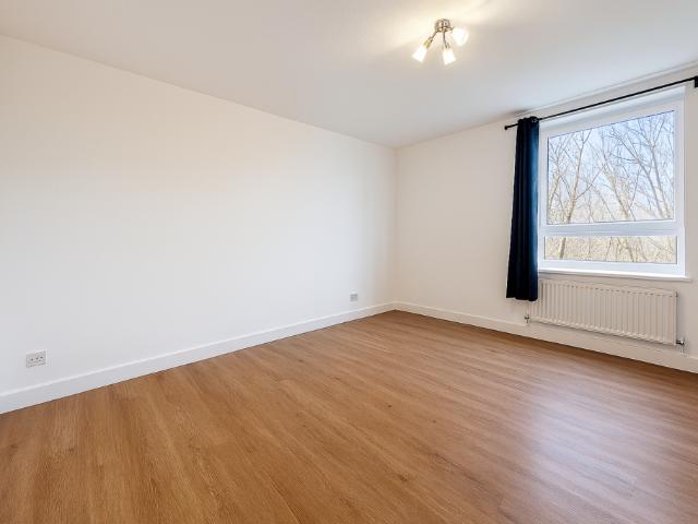Whinchat Road, London, SE28 2 bed flat to rent £1,600 pcm £369 pw