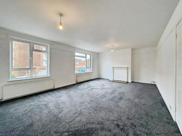 Whipton Village Road, Whipton. 3 bed flat to rent £1,275 pcm £294 pw