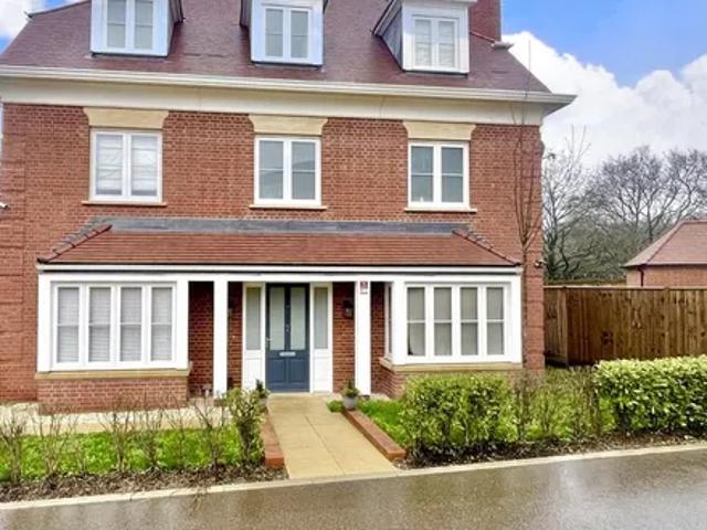 Whistler Drive, London, EN4 0FH, United Kingdom | 5 bed house for rent #127743888 | Rentberry