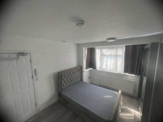 Whistler Gardens, Edgware HA8 1 bed in a house share to rent £1,080 pcm £249 pw