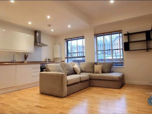 Whyteleafe Hill, Whyteleafe, CR3 2 bed flat to rent £1,550 pcm £358 pw