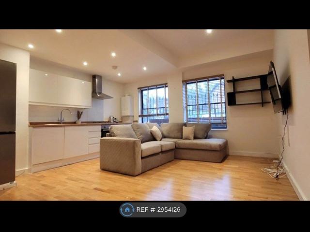 Whyteleafe Hill, Whyteleafe CR3, 2 bed flat to rent, £1,550 pcm | PrimeLocation