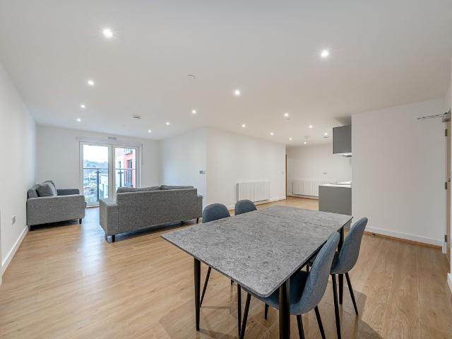 Whyteleafe House, Well Farm Road, Whyteleafe CR3, 3 bed flat to rent, £2,300 pcm | PrimeLocation
