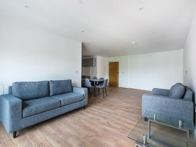Whyteleafe House, Well Farm Road. 3 bed apartment to rent £2,300 pcm £531 pw