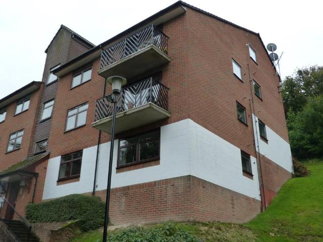 Whyteleafe 1 bed flat to rent £1,385 pcm £320 pw