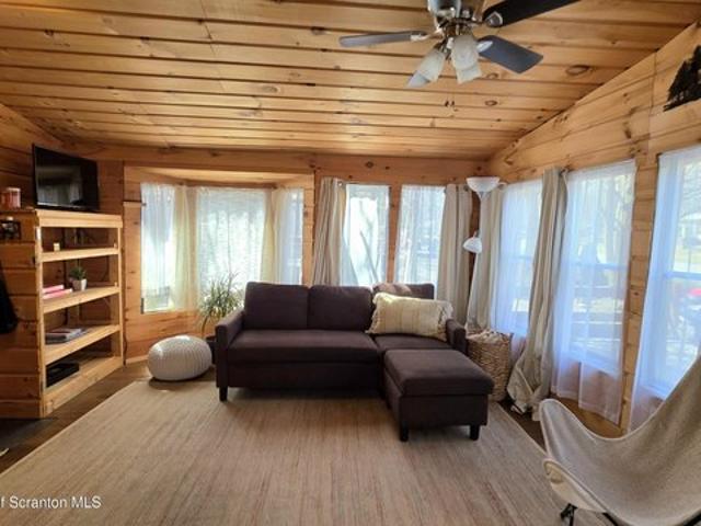 Wi5402 Wildlife Way, Covington Township, PA 18444