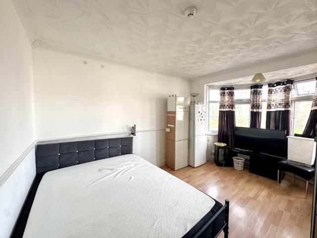 Wimborne Avenue, Hayes, UB4 3 bed maisonette to rent £2,200 pcm £508 pw