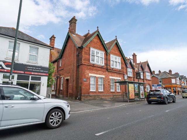 Wimborne Road, Bournemouth BH9, 1 bed flat to rent, £1,100 pcm | PrimeLocation