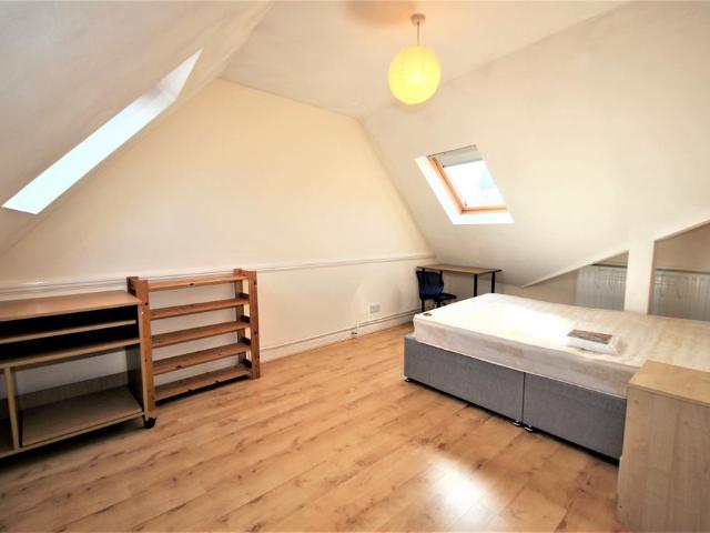 Wimborne Road, Winton Banks, Bournemouth 3 bed flat to rent £1,425 pcm £329 pw