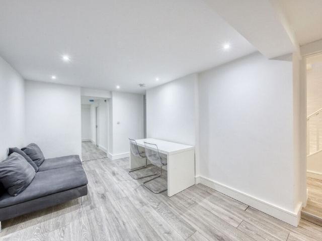 Wimbledon Hill Road, London SW19, 3 bed flat to rent, £2,800 pcm | PrimeLocation