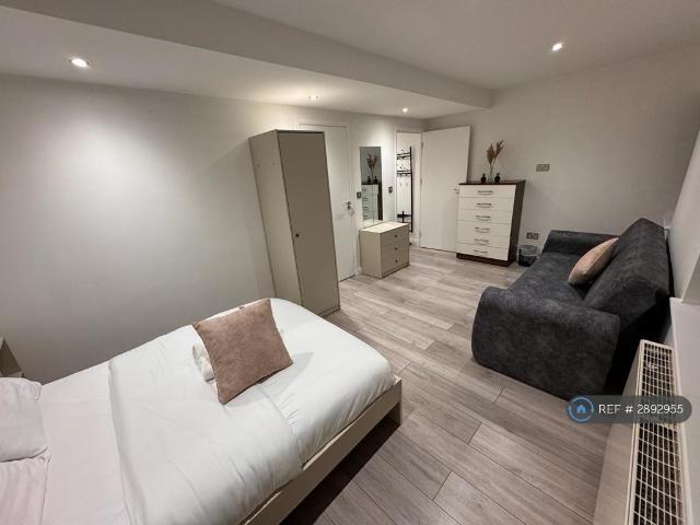 Wimbledon, London, SW19 2 bed flat to rent £2,100 pcm £485 pw