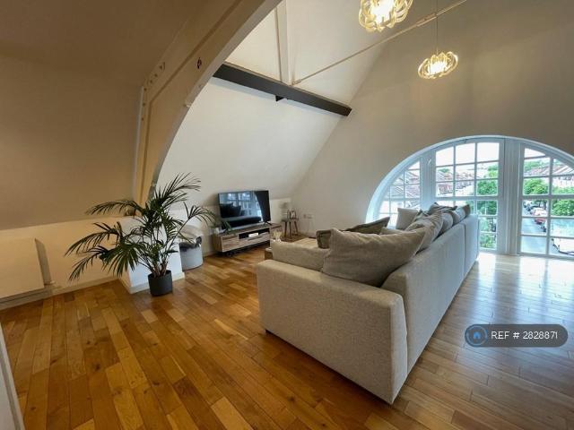 Wimbledon, London, SW19 2 bed flat to rent £2,450 pcm £565 pw