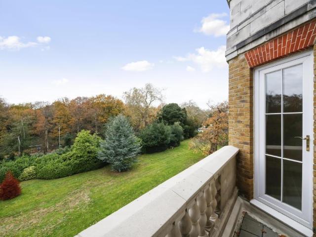 Wimbledon SW19 2 bed apartment to rent £2,650 pcm £612 pw