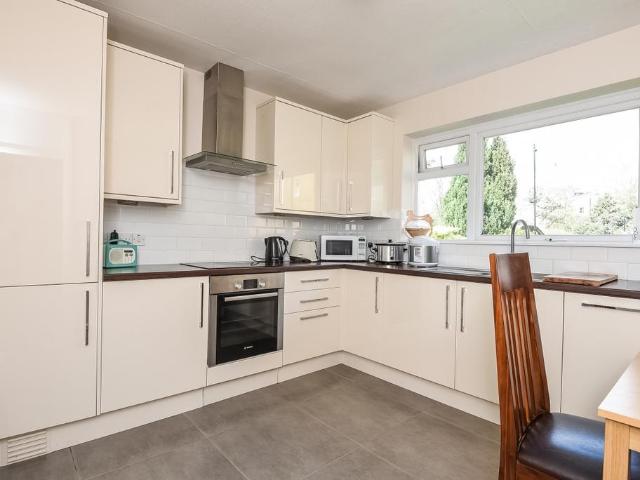 Wimbledon Park Road, Southfields. 2 bed property to rent £2,250 pcm £519 pw