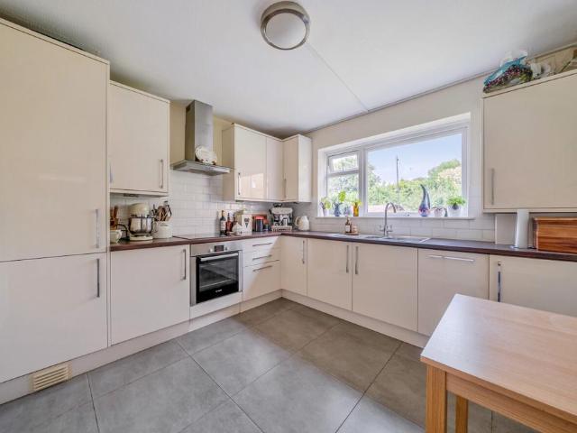 Wimbledon Park Road, Southfields. 2 bed property to rent £2,250 pcm £519 pw