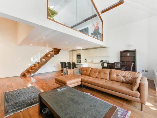 Wimbledon Park Side, Wimbledon, SW19 3 bed apartment to rent £4,600 pcm £1,062 pw