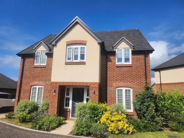 Winter Crescent, Lydney 4 bed detached house to rent £1,900 pcm £438 pw