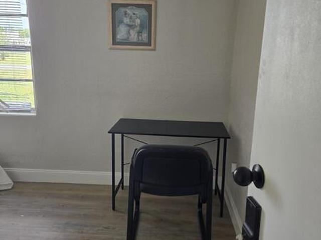 Winter Garden House with modern Kitchen. Walking distance from public transportation