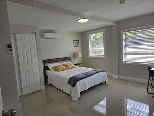 Winter Garden House with modern Kitchen. Walking distance from public transportation