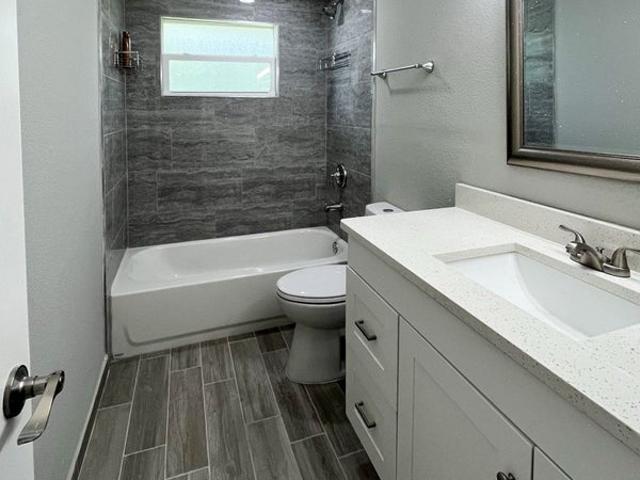 Winter Haven House with Dining Area and Laundry in